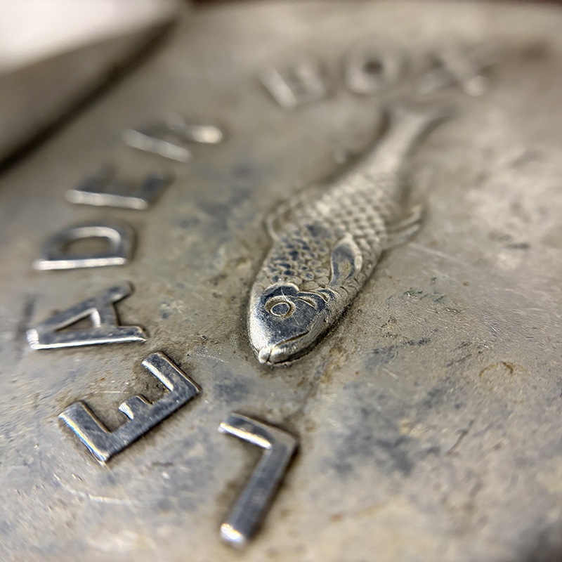 Vintage Fish Emboss Decoration Design Round Aluminum Leader Box ビンテージ ...